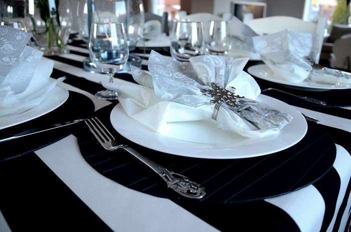 MARTHE EIDAHL: Borddekking i sort og i hvitt