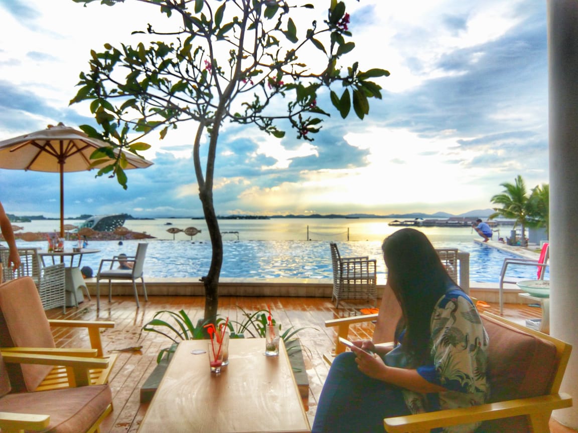 Mengintip Keindahan Sunset Dari Rock Salt Beach Club Harris Resort Barelang