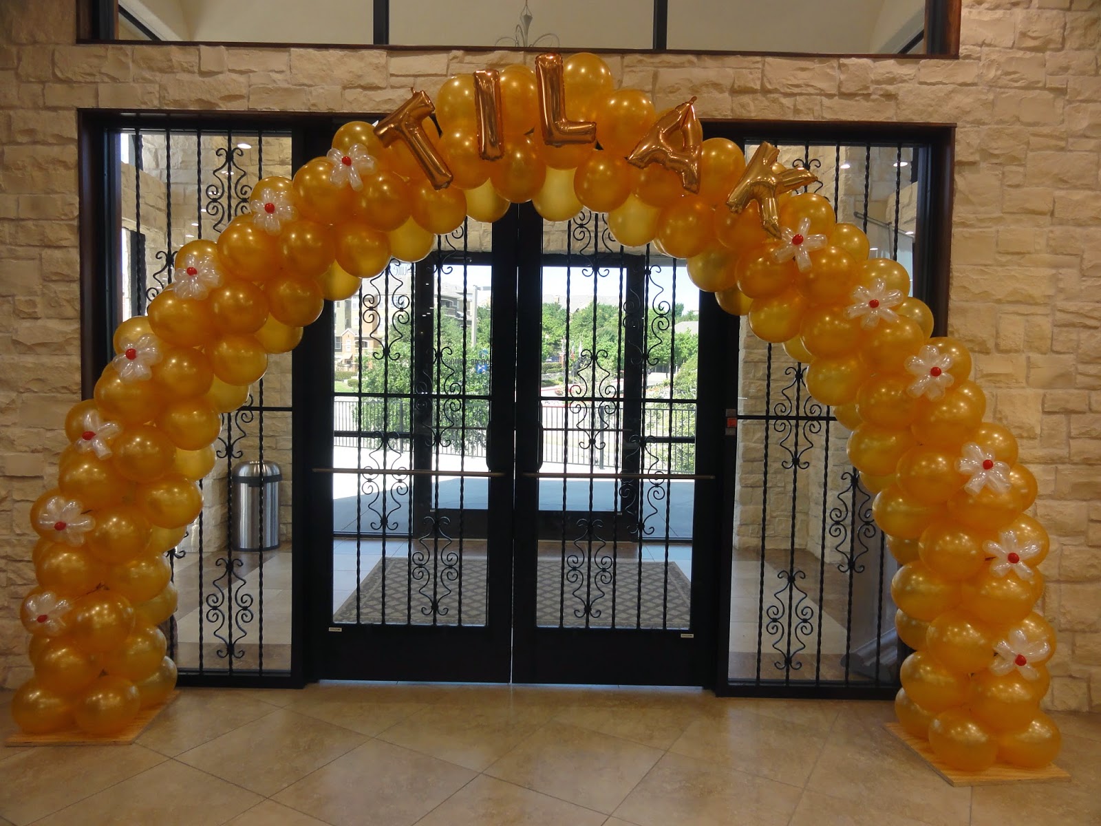 Santo Diamond Balloon Design: Golden balloon Arch