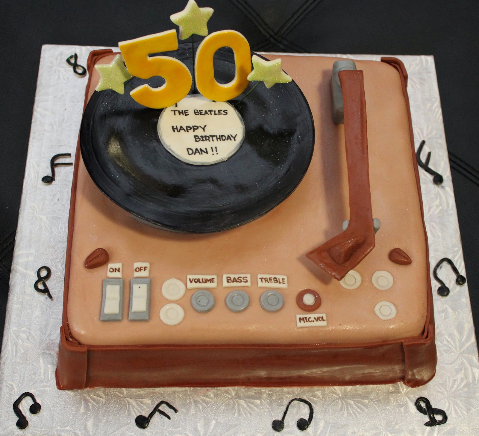 Love Dem Goodies: RECORD PLAYER CAKE