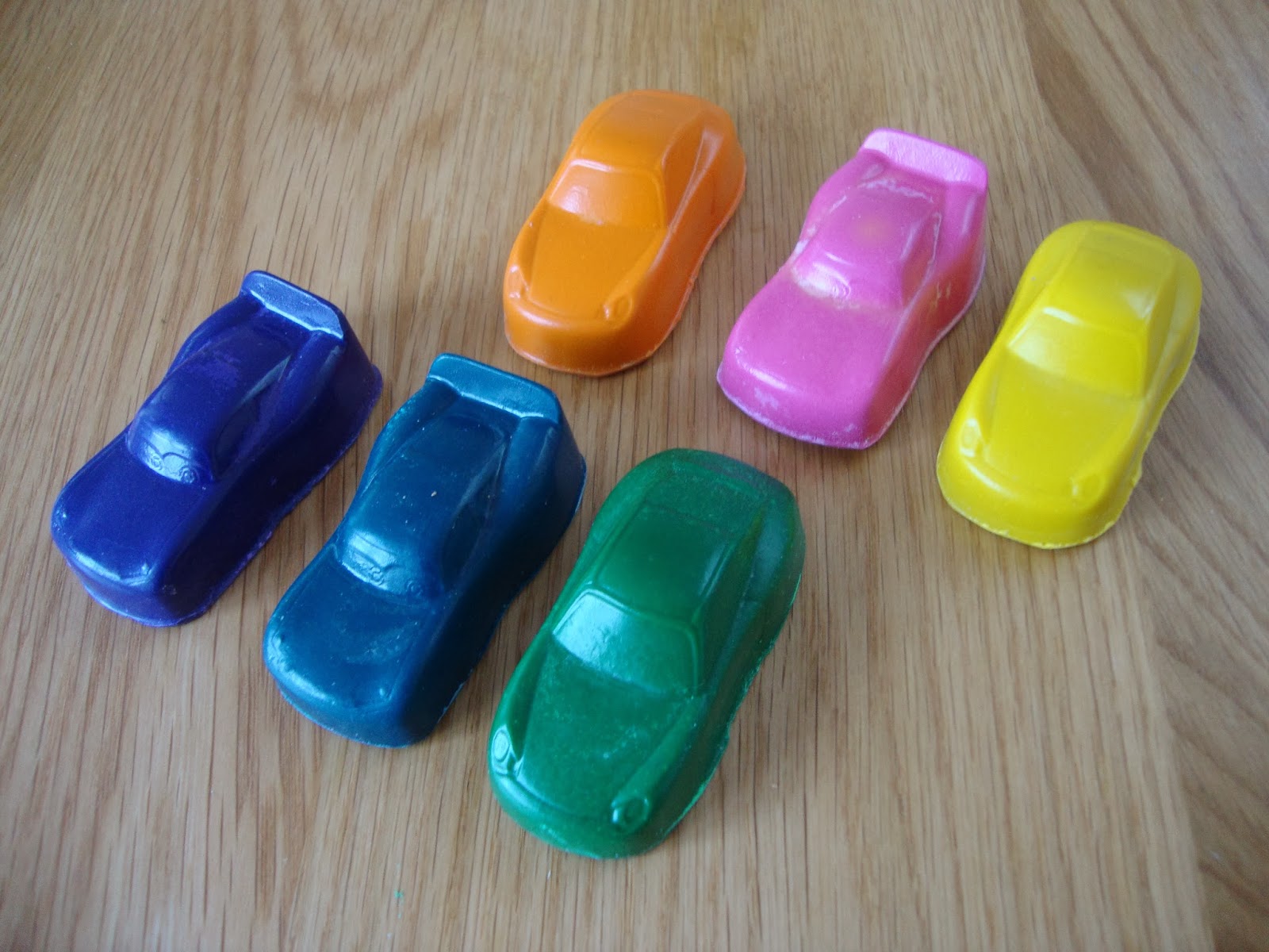 STRAWBERRY BOX: Car crayons!