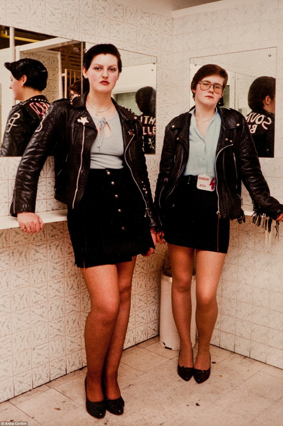Visible Girls: Fascinating Photographs Capture Female Mods, New ...