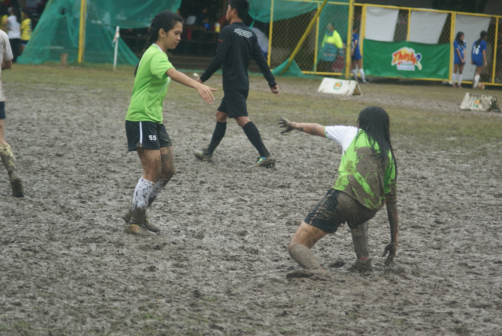 Carlo Andrew's Photos: Mud Football fever hits Cebu
