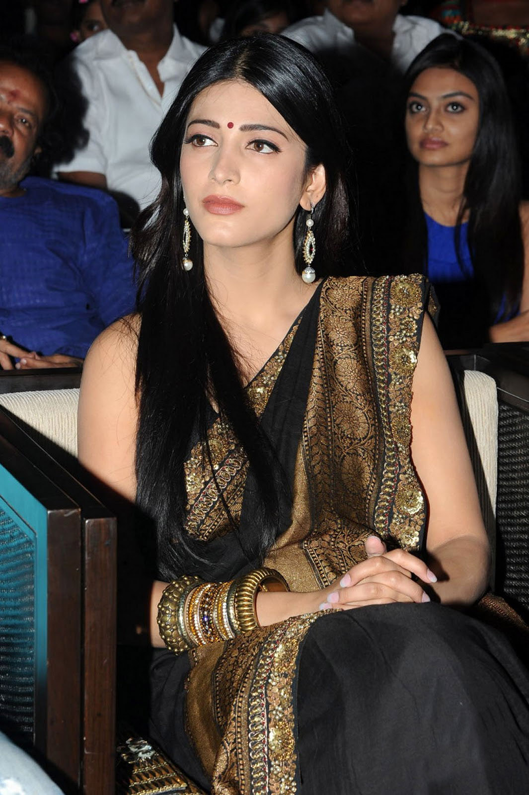 Shruthi Hassan Stills In Saree Actress Wallpapers