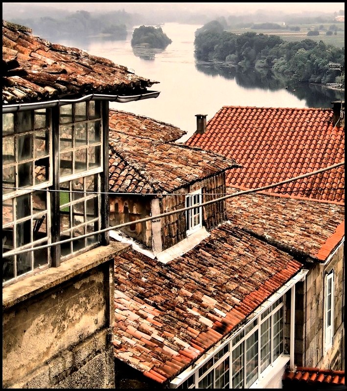 Un paseo por mi vida: Galicia con sus tejados Rojos y el río Miño