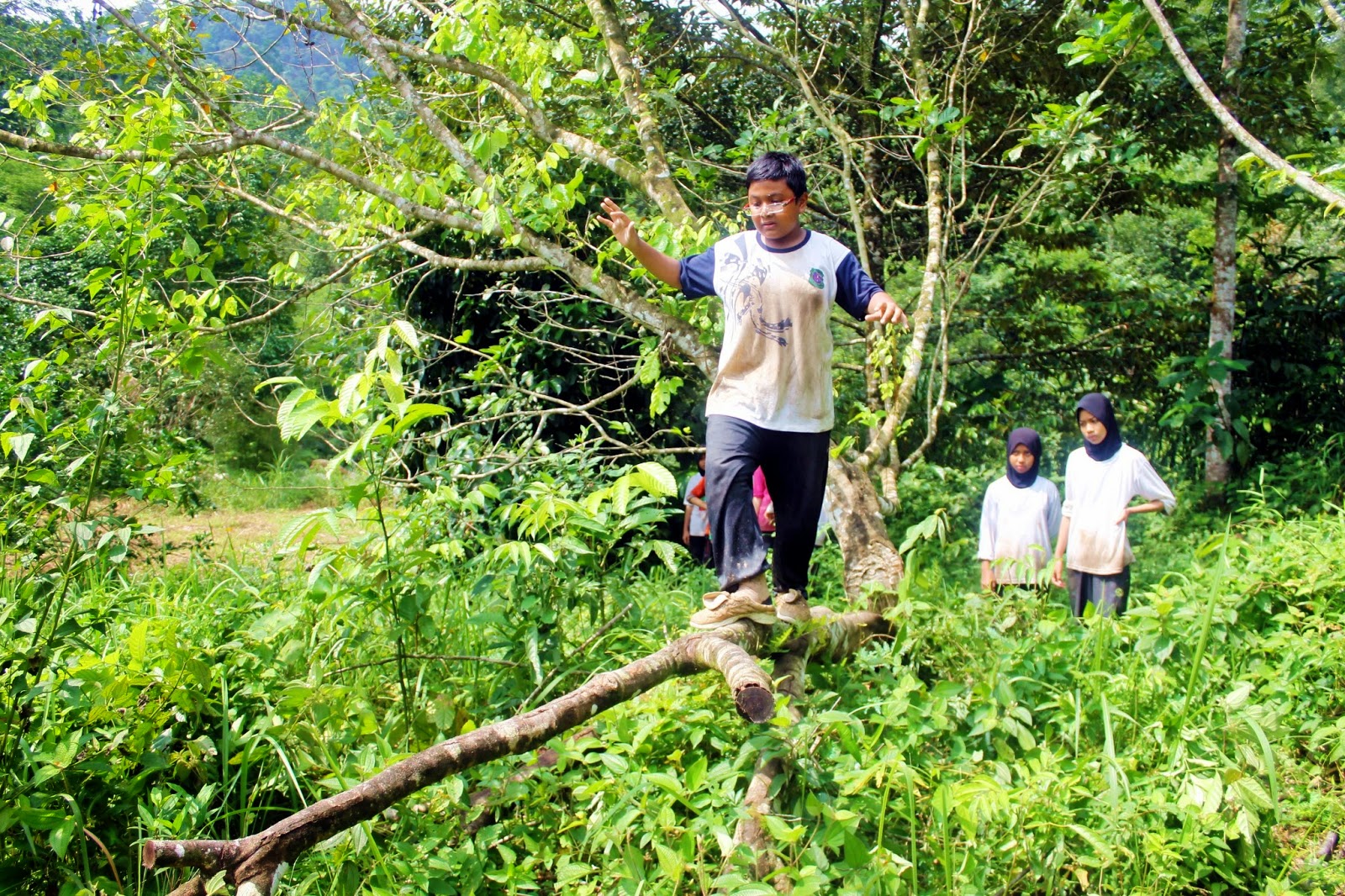 Satu Perjalanan...Dari Lensa Kehidupan: Perkhemahan : Merentas Halangan