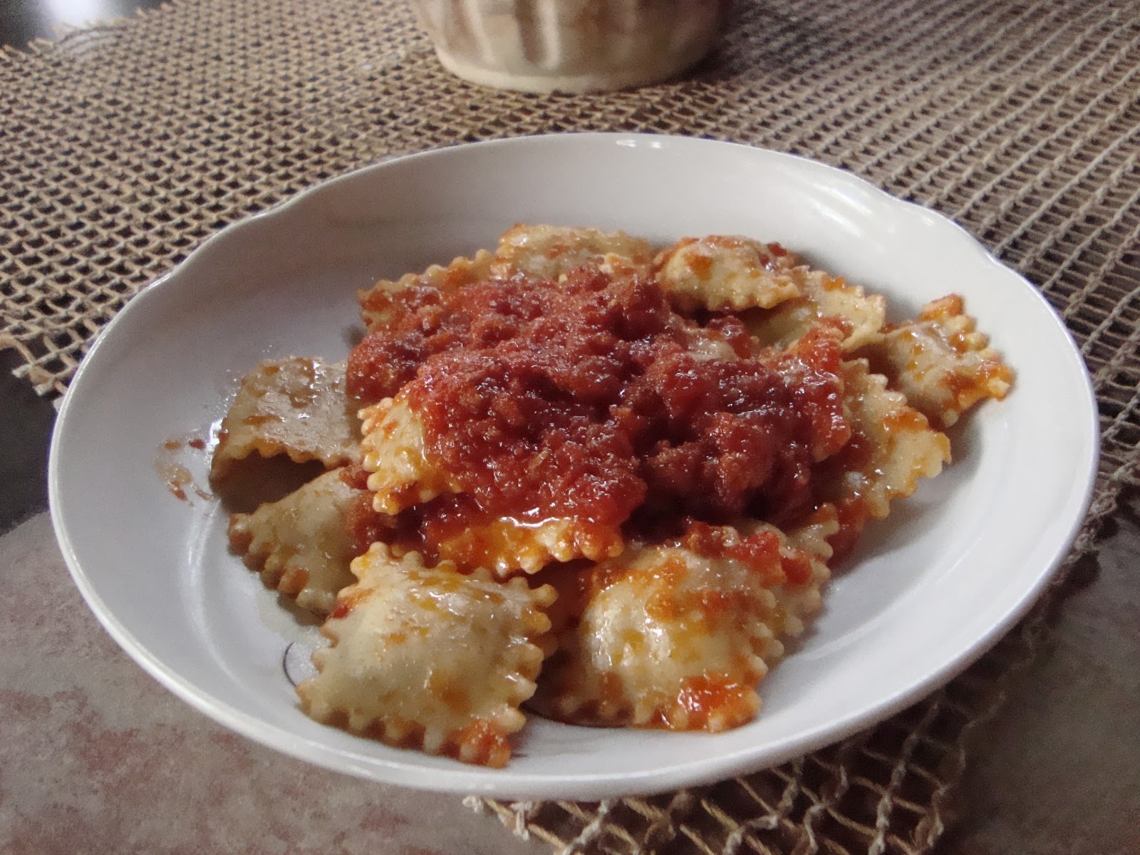 Ravioli al sugo ripieni di carne da cenerentola in cucina su ...