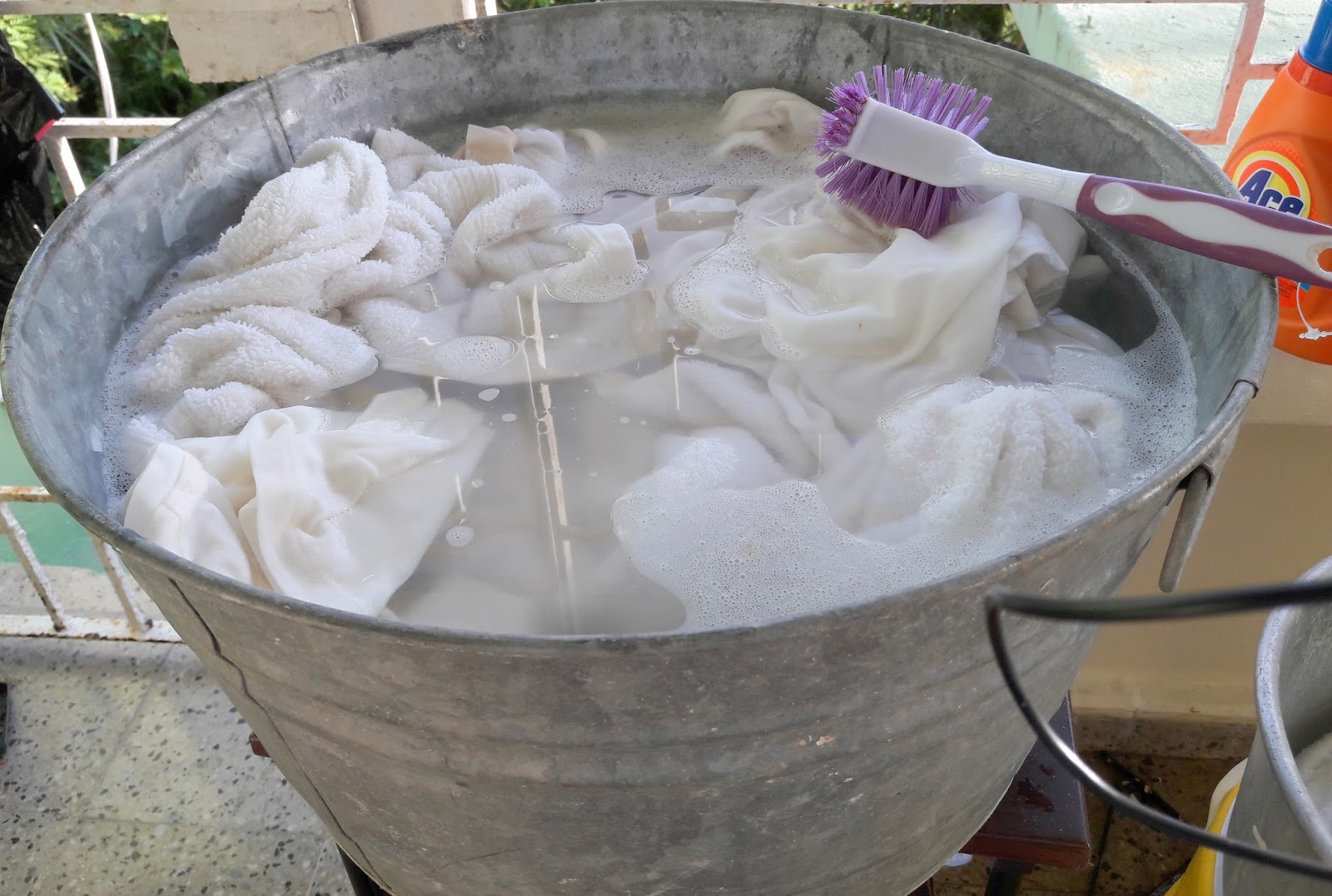 Forma correcta de lavar la ropa a mano cuando no hay luz o no podemos ...