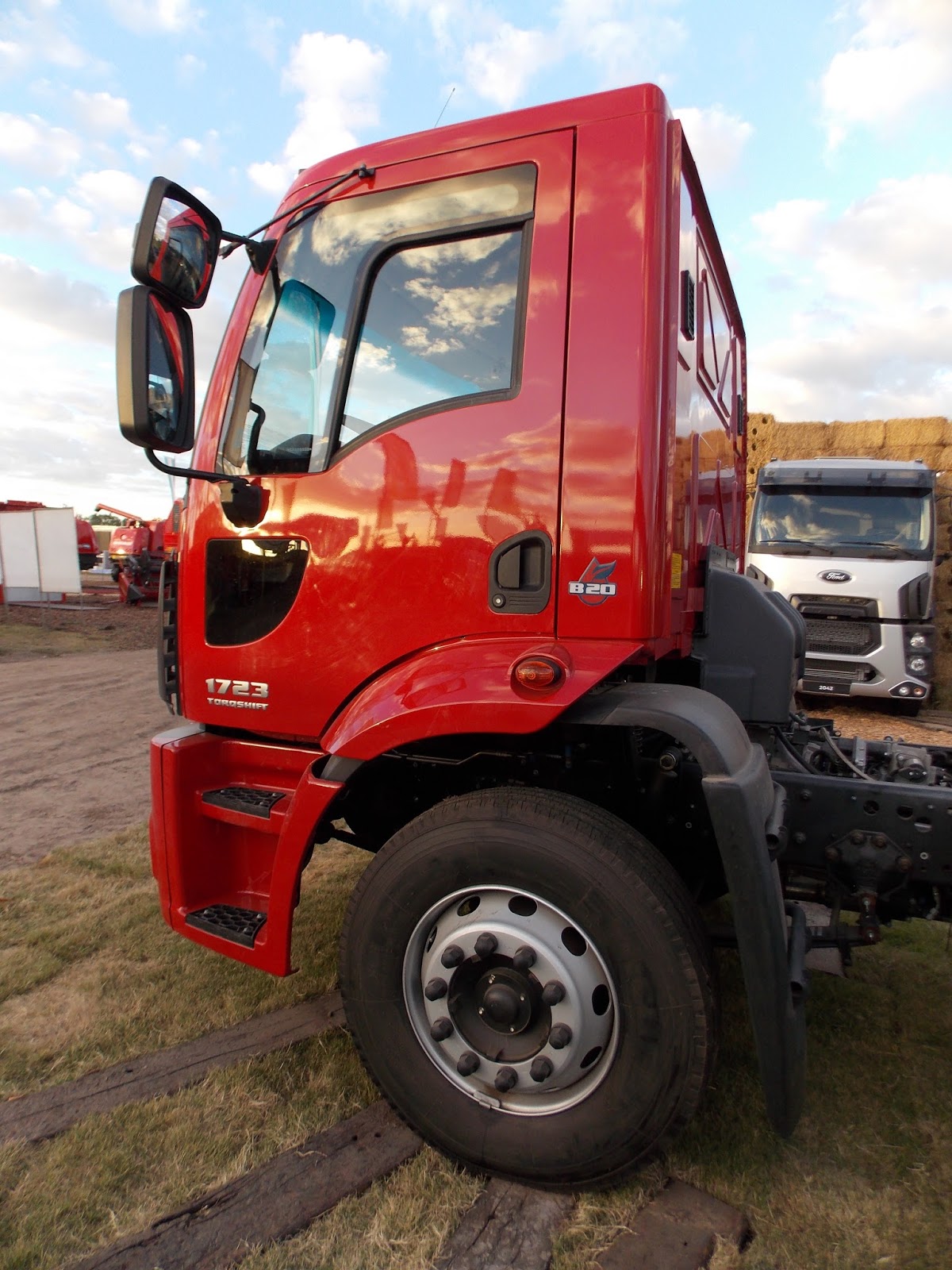 DIECIOCHO RUEDAS: FORD PRESENTA LÍNEA CARGO 2016, CON TRANSMISIÓN ...