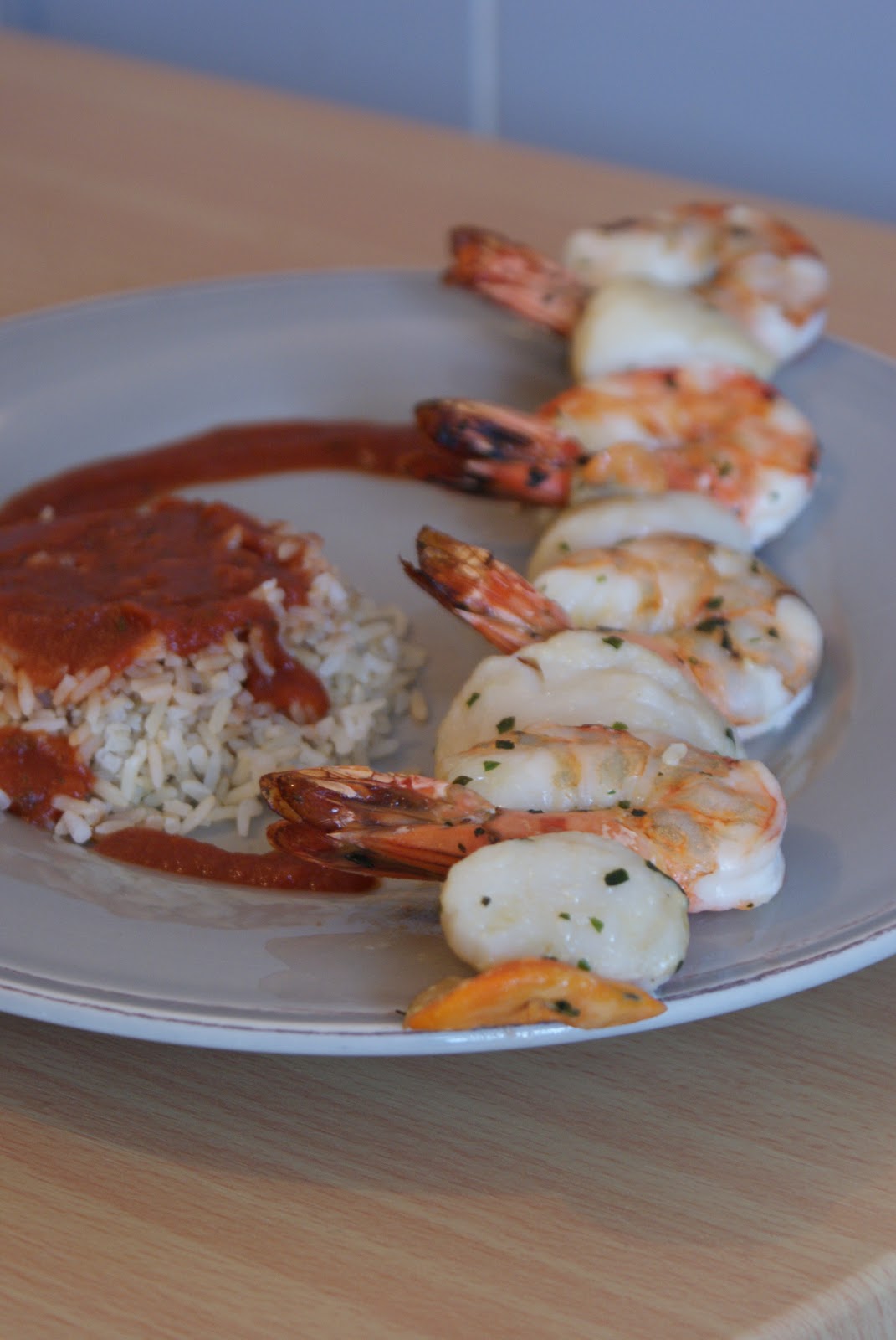 Pomme and Co: Brochette de gambas et Saint Jacques, riz complet (558 kcal)