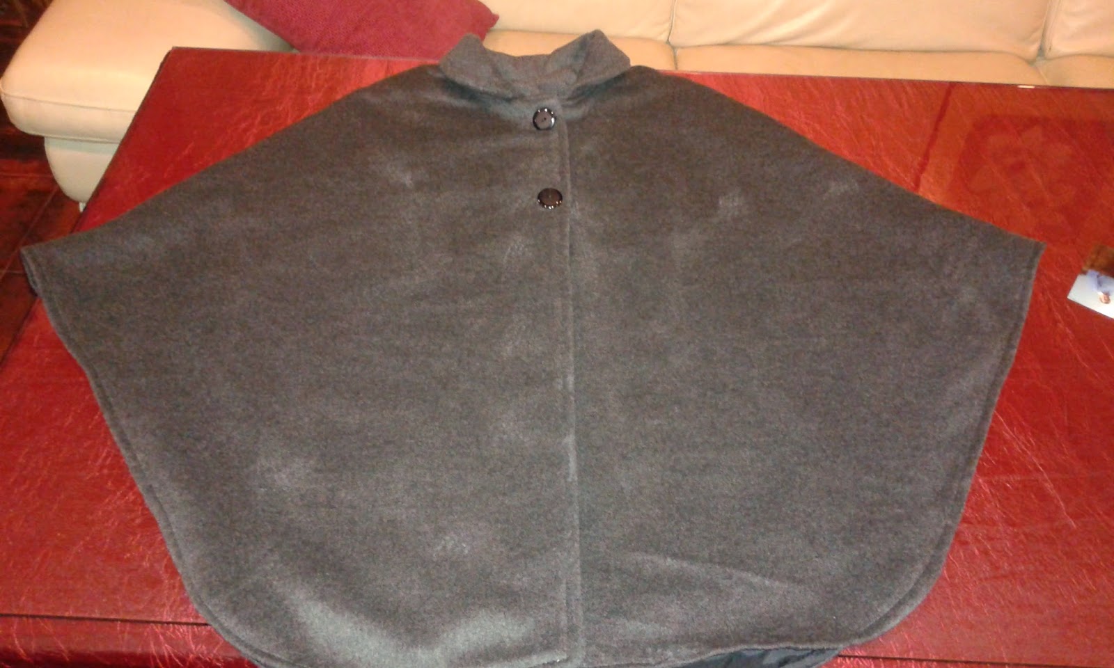 ENTRE COSTURAS Y DIY: Cómo hacer una capa (PATRÓN GRATIS)