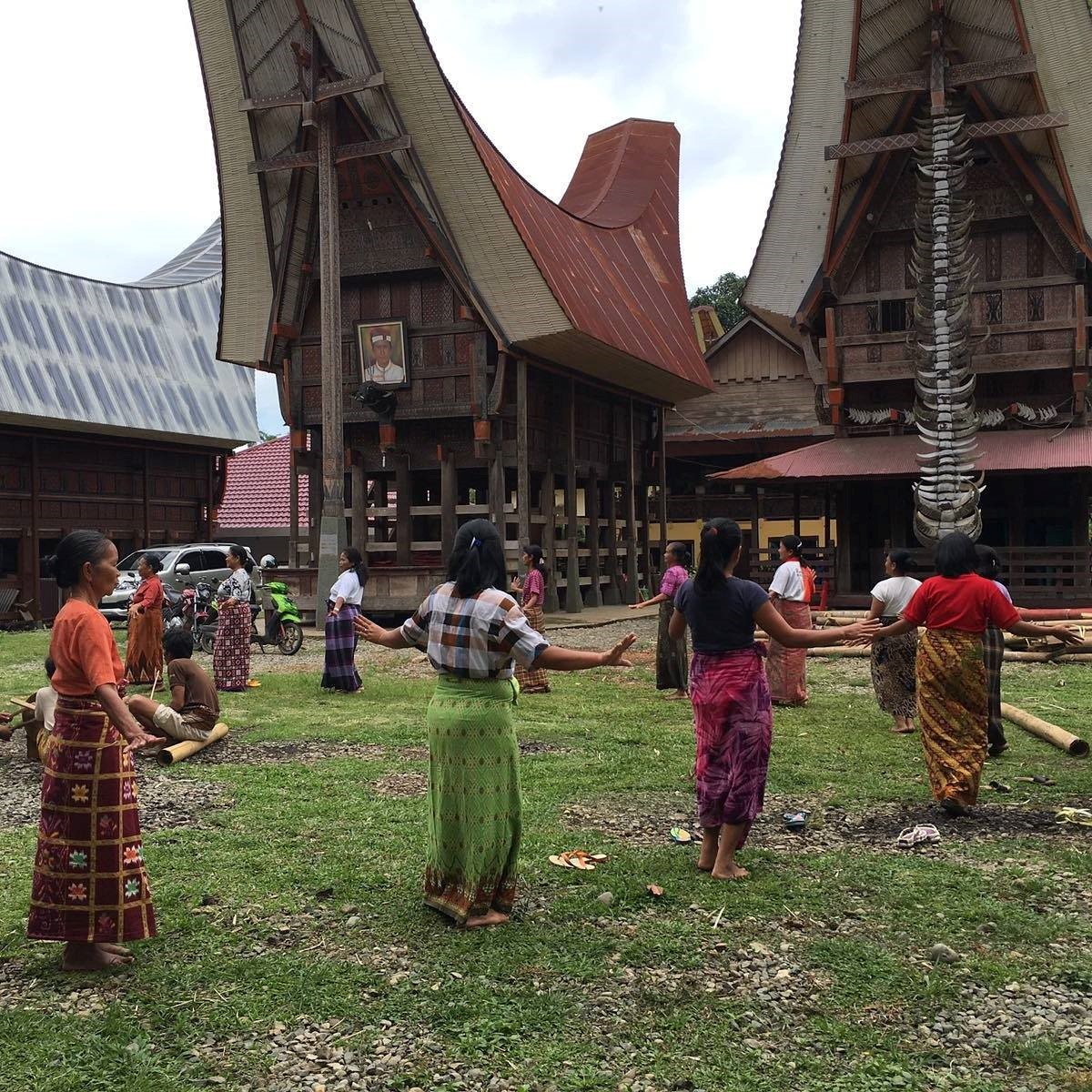 Threads and borders - Indonesia & Timor Leste: Toraja Melo Showcases ...