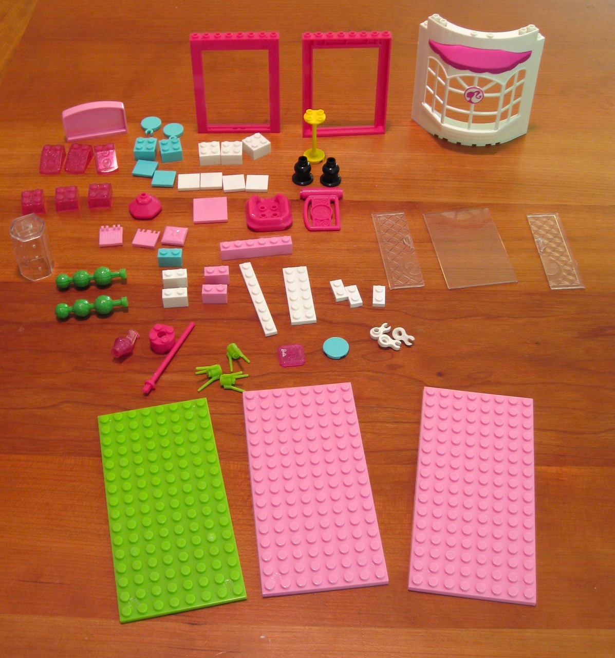 Mega Bloks Barbie's "Pet Shop" vs. Lego Friends' "Heartlake Pet Salon ...