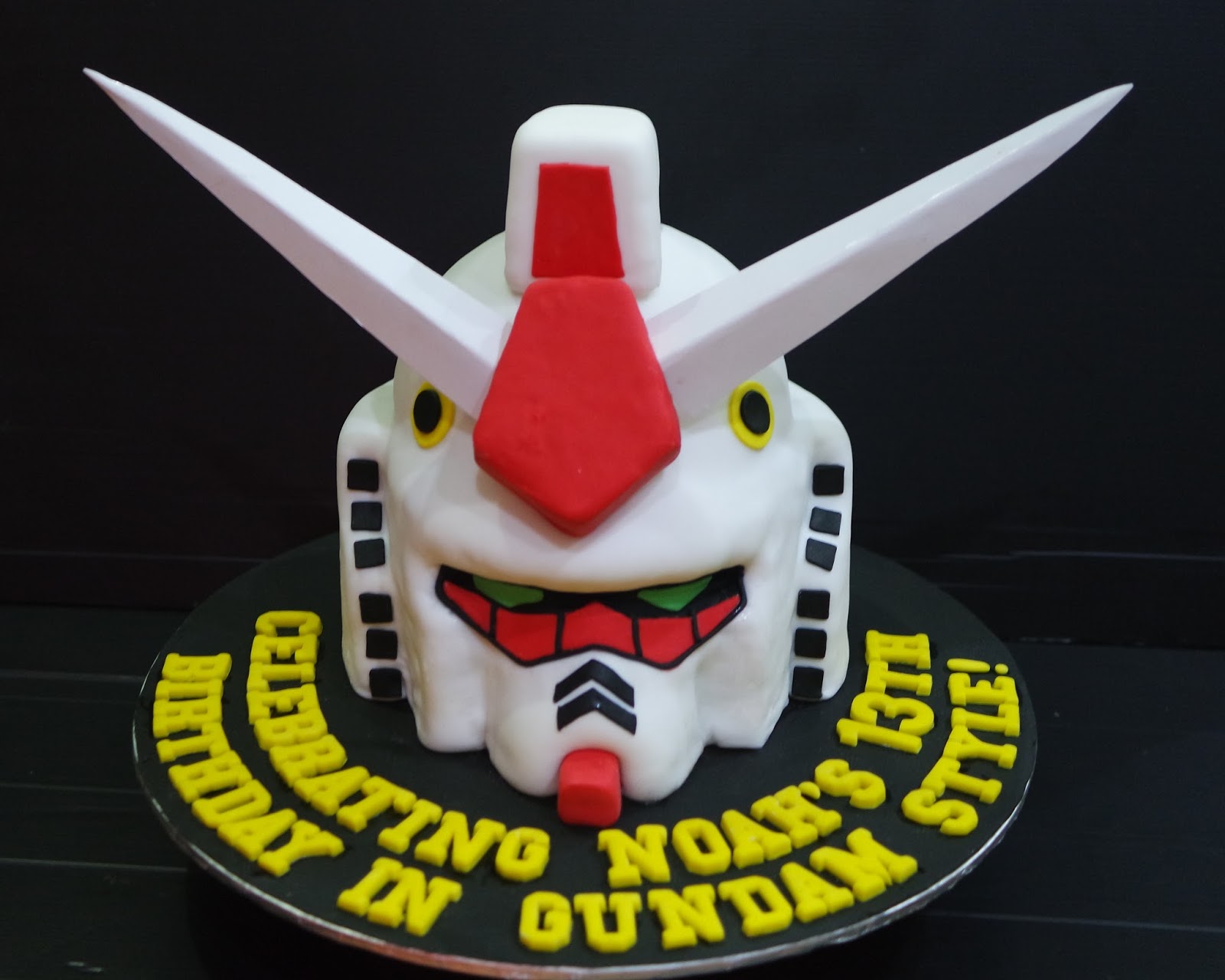 Cupcake Divinity: Gundam cake