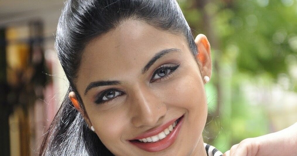 DESI ACTRESS PICTURES: Indian Beautiful Model and Actress Avani Modi ...