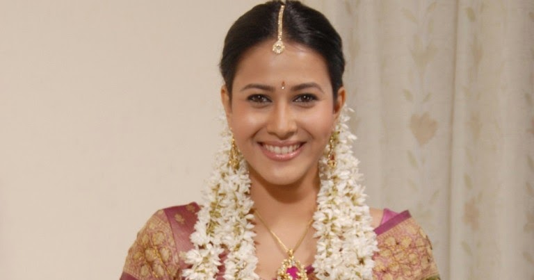 Panchi Bora in Traditional Silk Saree - Saree Blouse Patterns