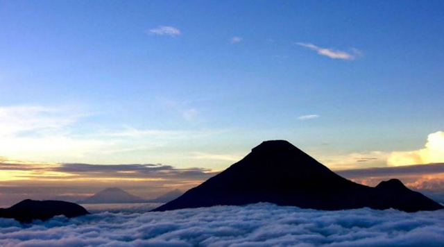 Mount Sindoro Indonesia - The site of personal enshrine every moment ...
