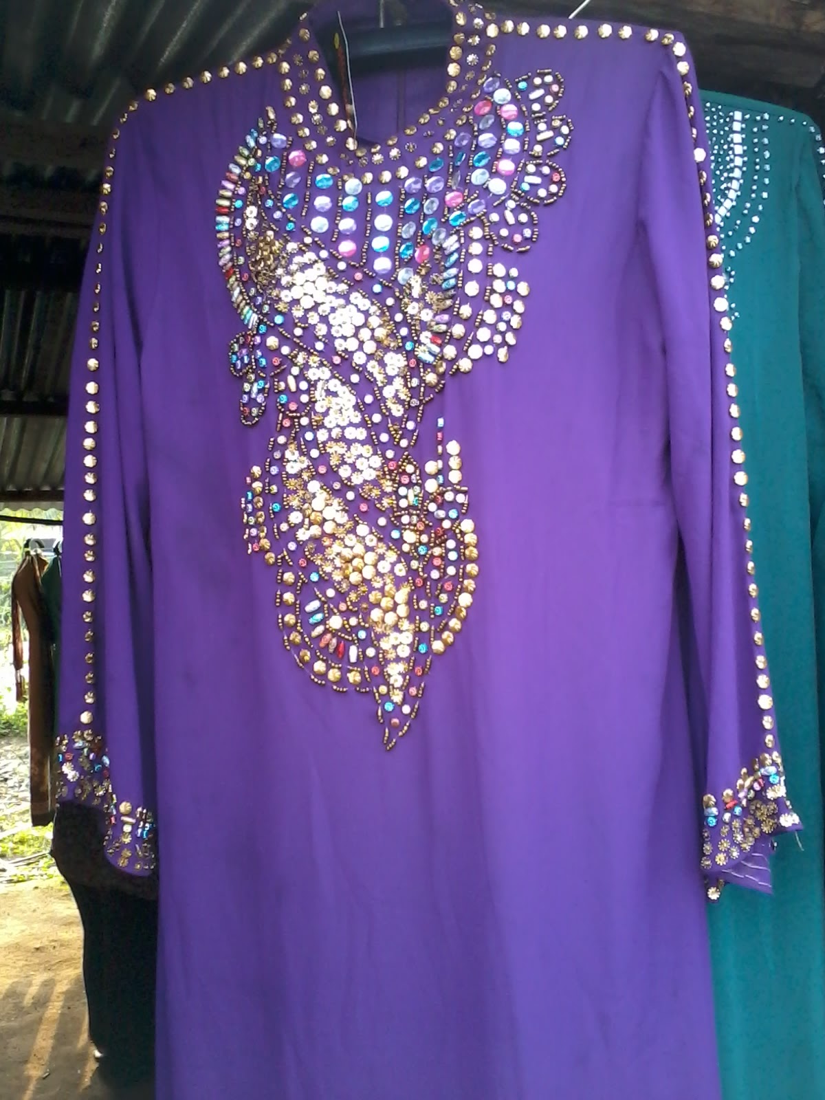 tikar sarawak: jubah manik dan labuci