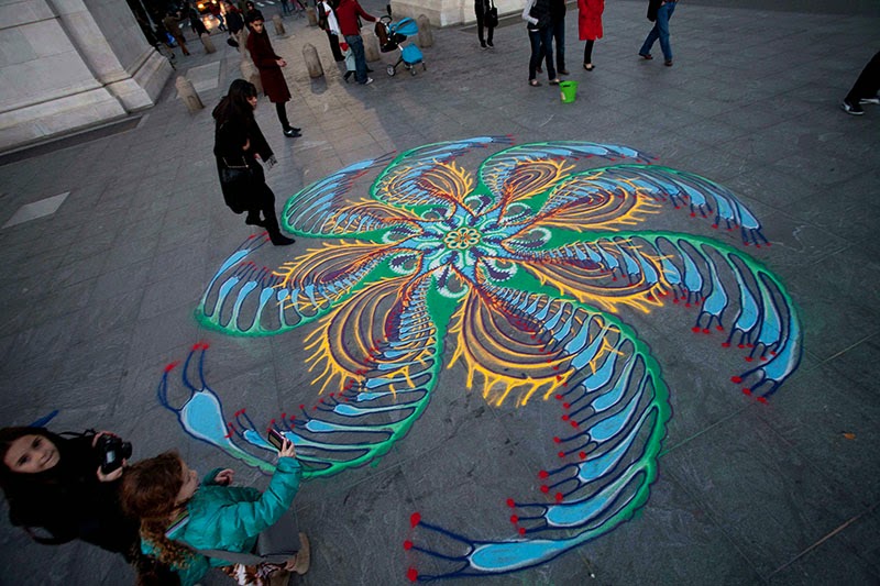 Ξωτικό: Εντυπωσιακοί πίνακες από πολύχρωμη άμμο από τον Joe Mangrum