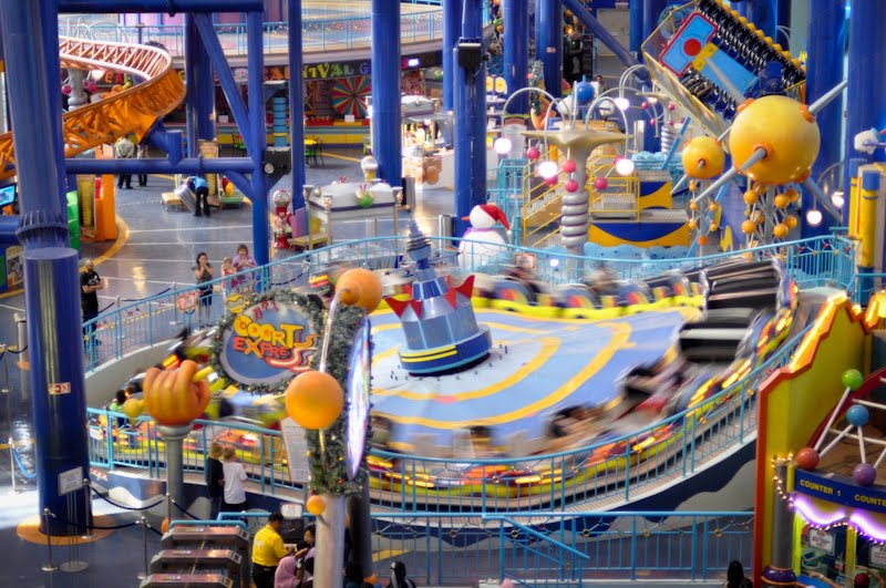 nurhidayahrahim: Cosmo World, Berjaya Times Square Theme Park.. We're here!