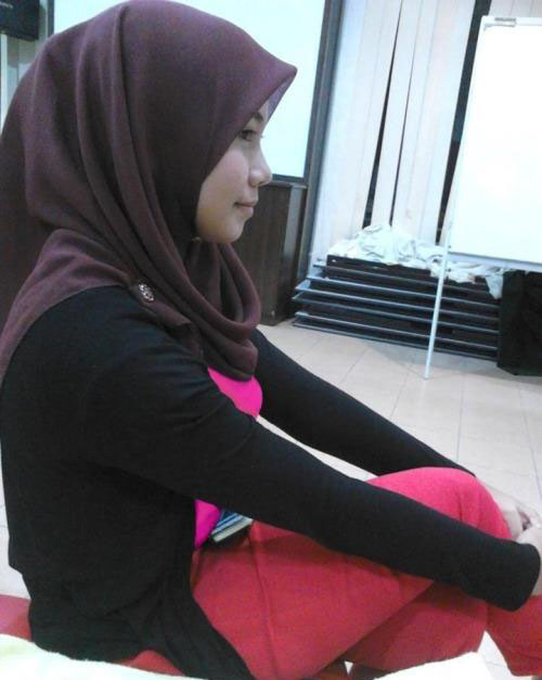 Galeri Dewasa Bugil Ngentot Seks: Jilbab Manis Cium Kontol