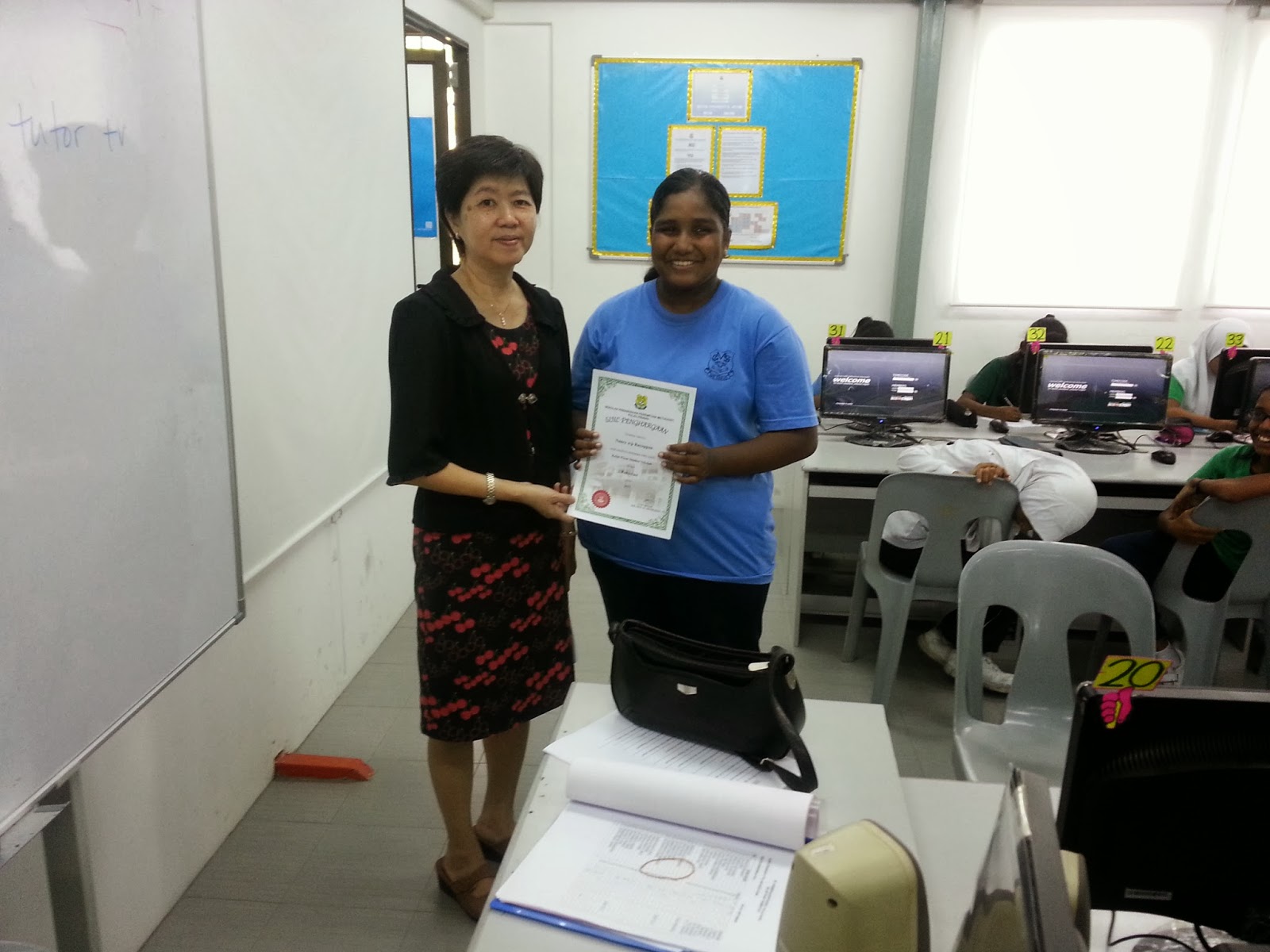 pusat sumber skpmethodist: Penyampaian Sijil Penghargaan AJK Kelab PSS