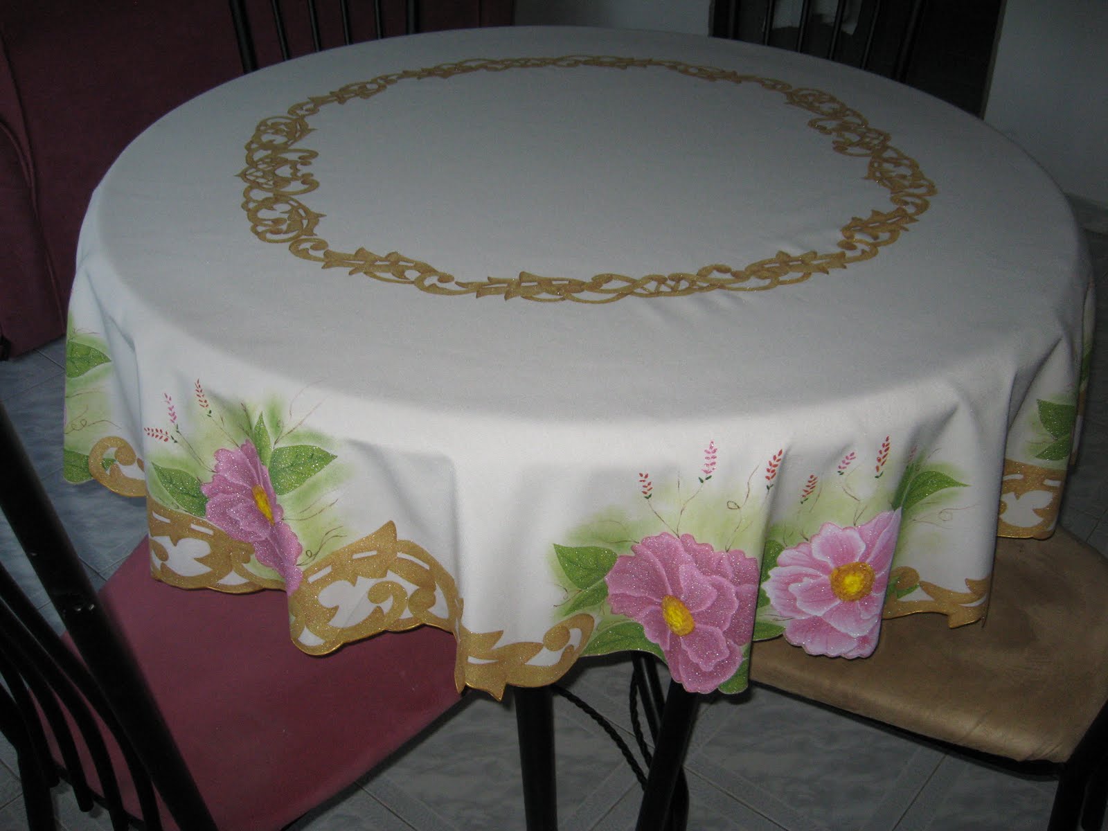 MARGUIRO: DISEÑO MANTEL PARA MESA REDONDA PINTADO A MANO CON BORDADO ...