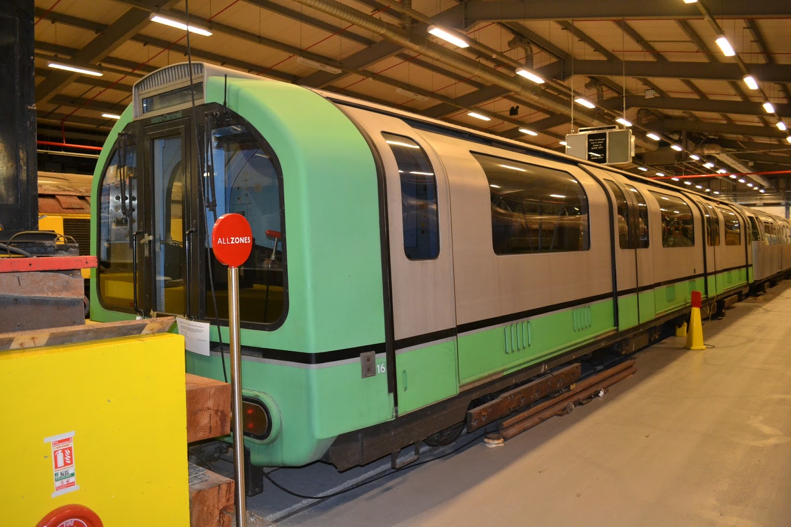 British Diesels and Electrics: London Underground 1986 Prototype Tube Stock