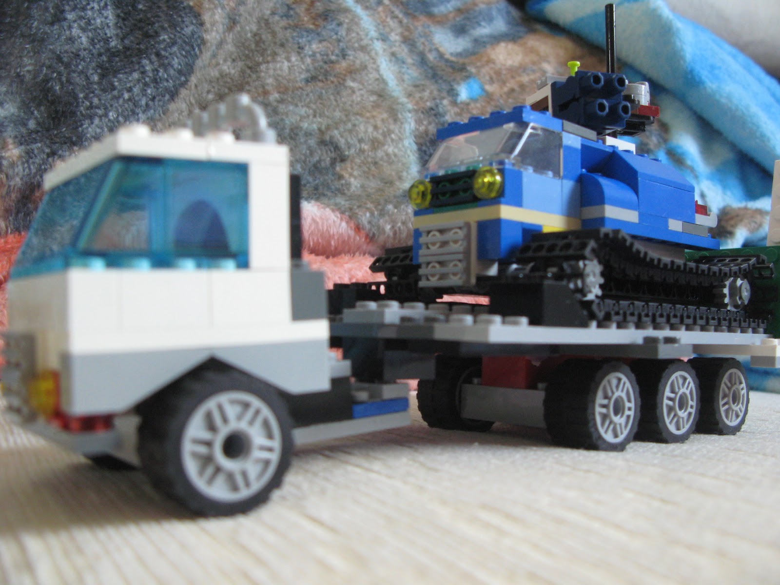 sarisaringketektyur: LEGO- tank track rocket launcher