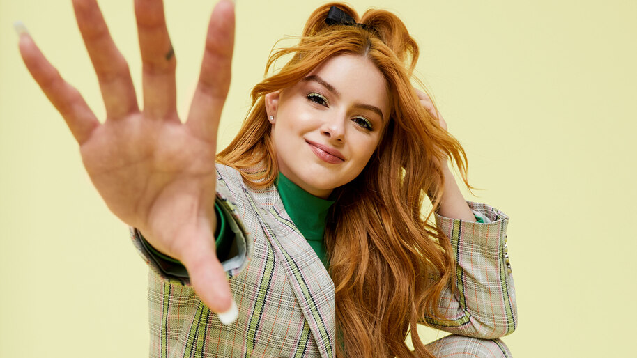 Ariel Winter, Beautiful, Smile, 4K, #6.1560 Wallpaper iPhone Phone