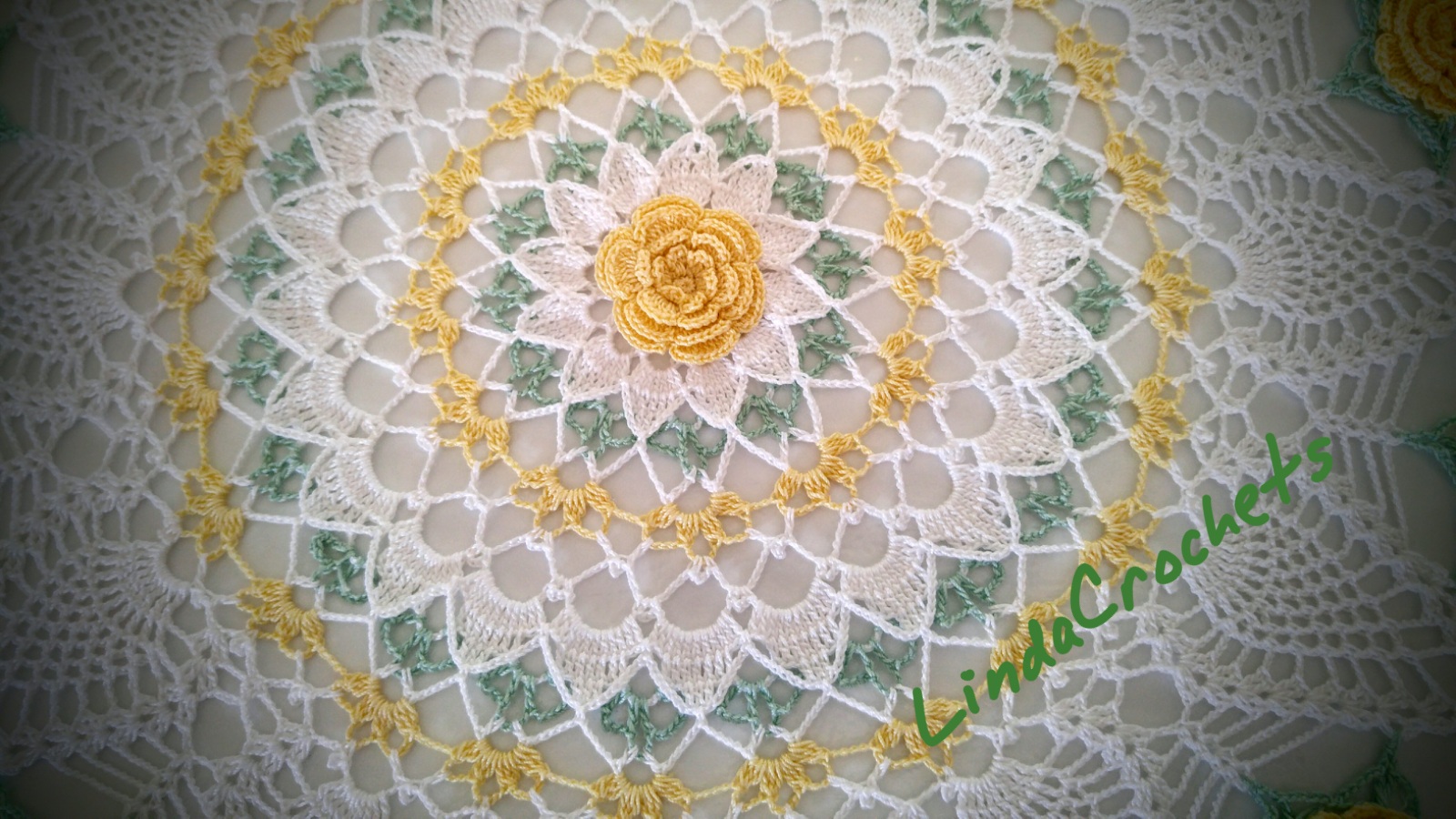 Linda Crochets: Spring Pineapple Floral Lace Doily