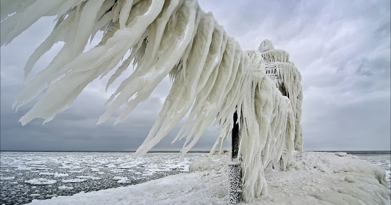 Lake Michigan’s Famous Frozen Lighthouses - Snow Addiction - News about ...
