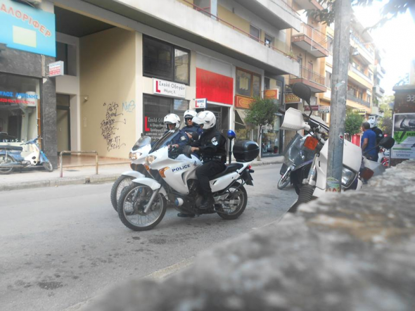 ΒΓΗΚΕ ΣΤΟ ΜΠΑΛΚΟΝΙ ΣΤΑ ΓΙΑΝΝΕΝΑ ΚΙ ΑΡΧΙΣΕ ΝΑ ΠΥΡΟΒΟΛΑΕΙ ΠΕΡΙΣΤΕΡΙΑ ΜΕ ...