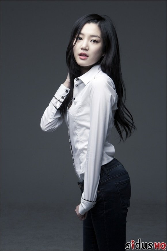 "Lee Yoo-Bi"