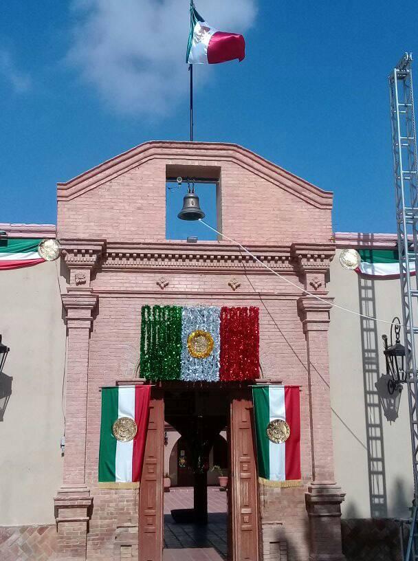 Conoce Saltillo: La Presidencia Municipal de Arteaga con su adornos patrios