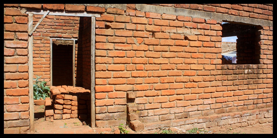 Bom Dia, Mozambique! : Brick-Making