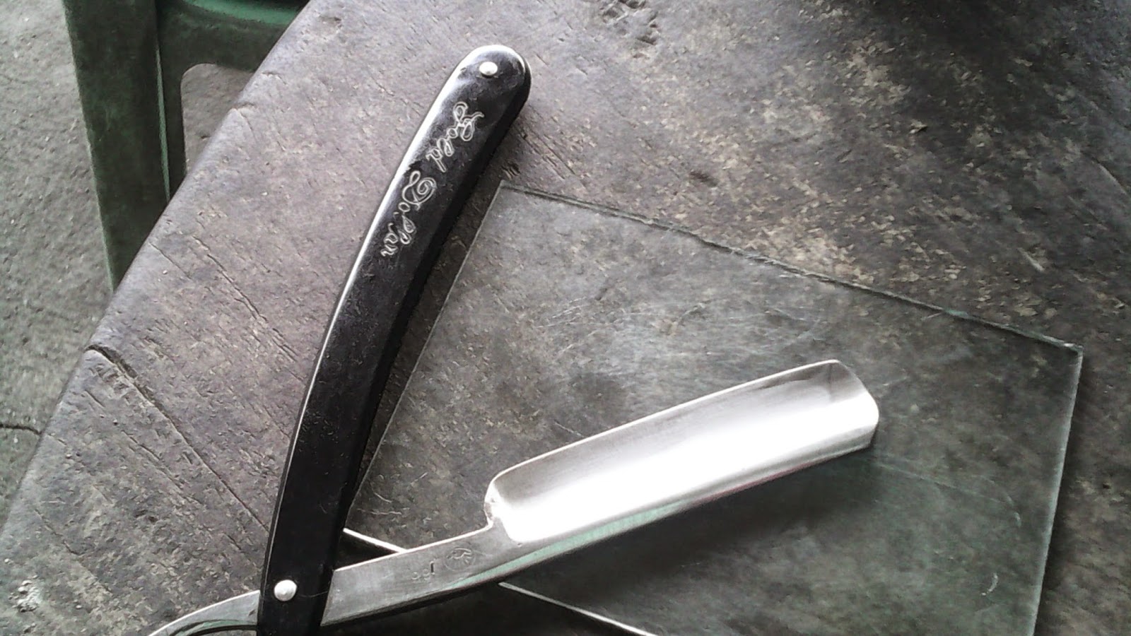 The Old Fashioned Shave Shop: Glass Honing a Straight Razor