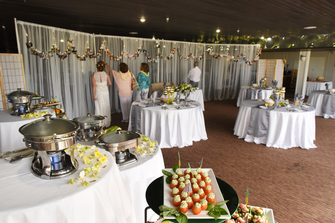 Hawaii Wedding Photos: Officer's Club at Kaneohe Bay