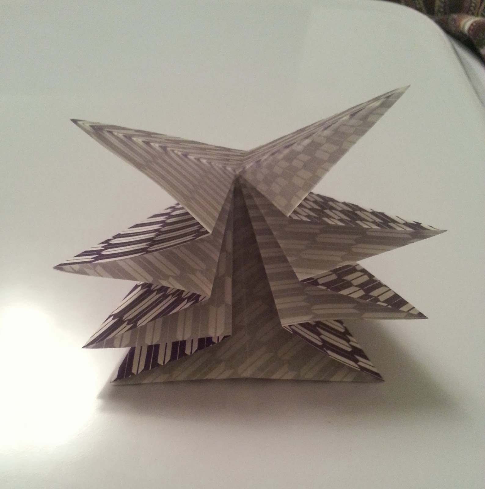 Siljes Sida - om livet, pyssel och slöjd: Julgranskulor av papper