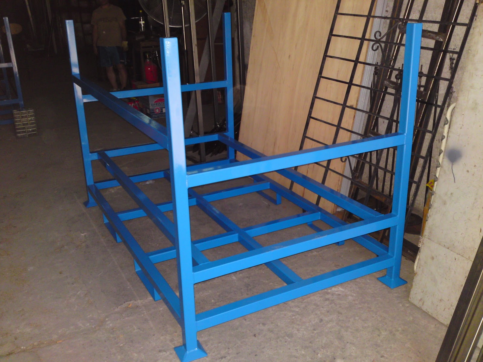 METALURGICA DA CRUZ: FABRICA DE RACKS APILABLES Y PRODUCTOS METALURGICOS