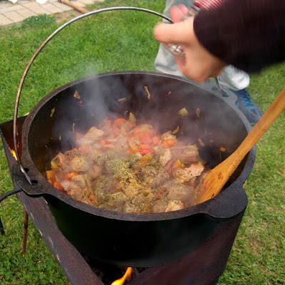 Širšių lizdas: Ant laužo ruoštas plovas