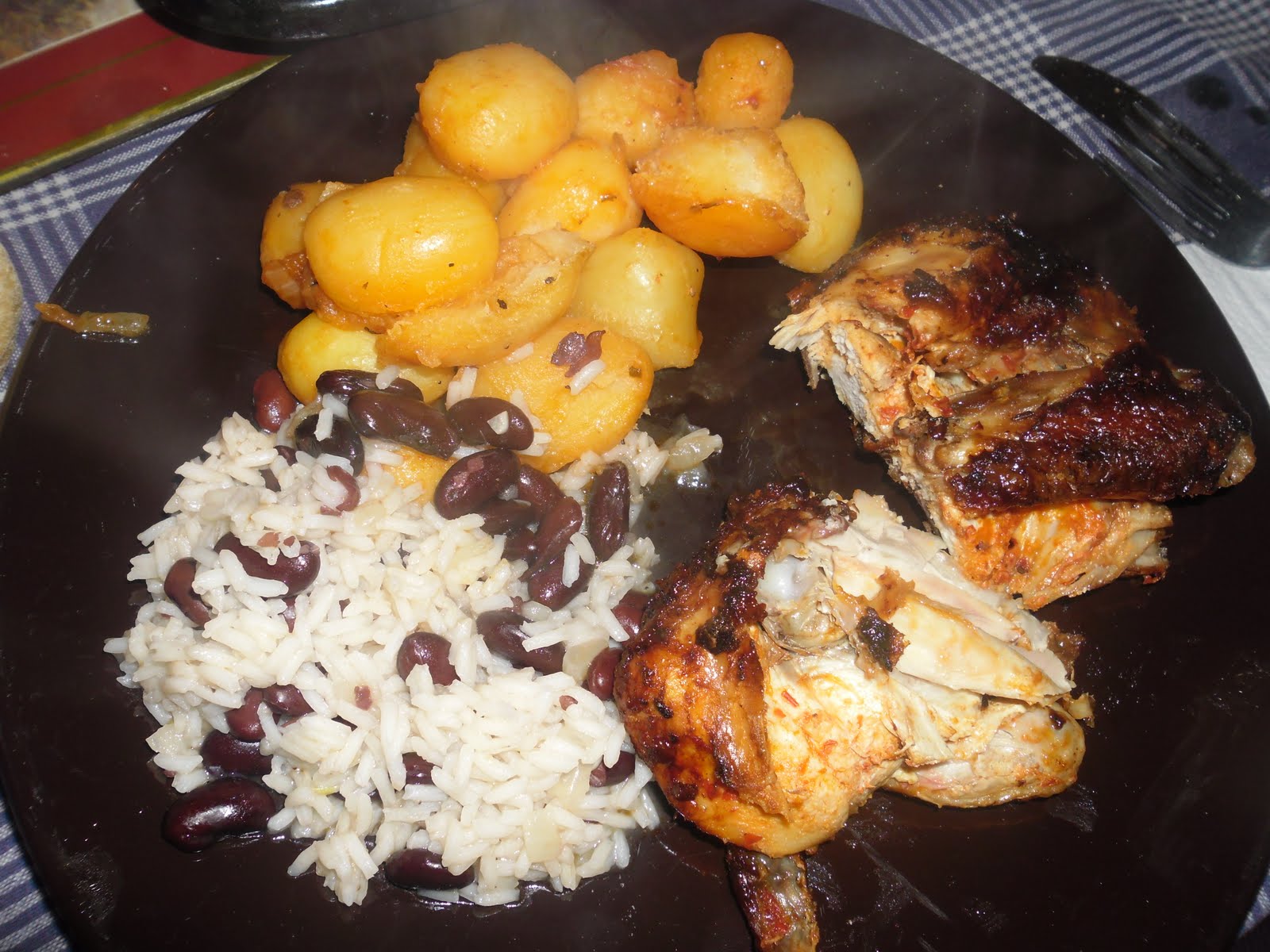 Pimentinhas na Cozinha: FRANGO ASSADO COM ARROZ DE FEIJÃO E BATATAS ASSADAS