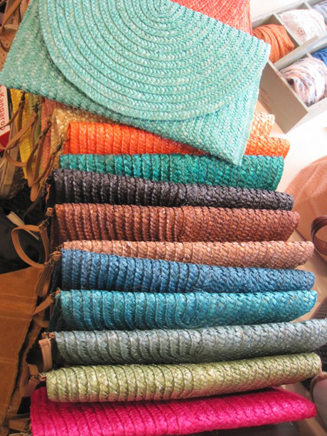 Carteras de mano, o clutches de rafia, que ahora pueden colgarse del ...