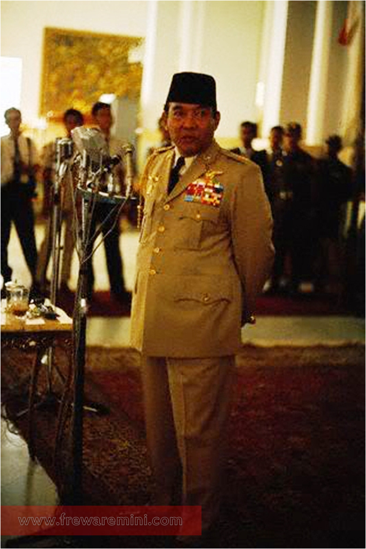 Gambar Soekarno Pidato Berwarna