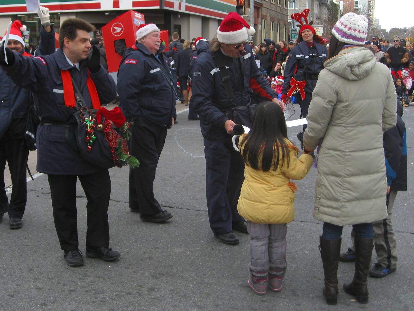 Shari's Chocolate Box: ♬ Santa Comes to Town