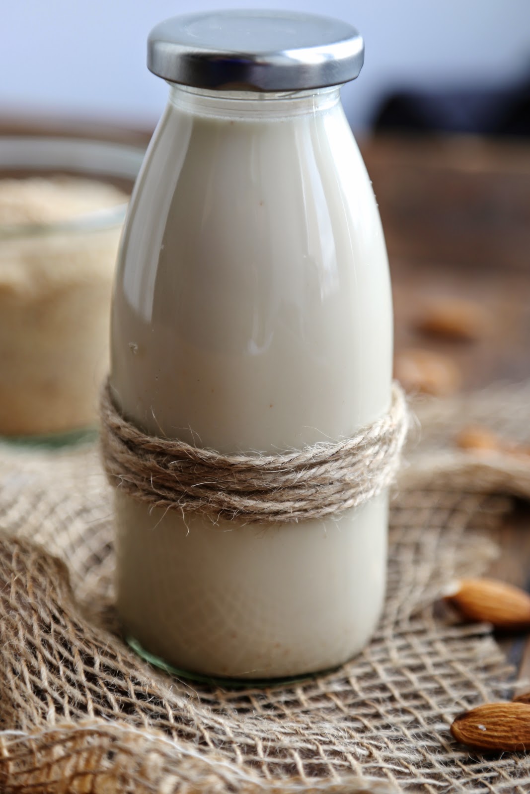 Lait d'amande et farine d'amande maison , homemade almond milk and ...