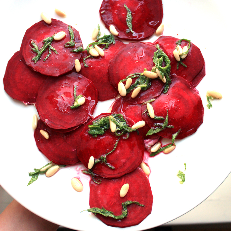 Rødbeteravioli med pinjekjerne og valnøttkrem | Veganmisjonen