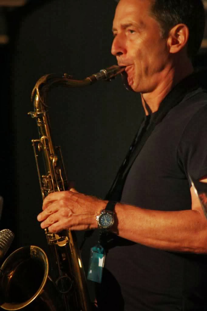 Siapa Peniup Saxophone Yang Menghasilkan Solo Berhantu Dalam Lagu ...