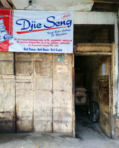 Mampir ke Pabrik Roti Kampung: Roti Djie Seng | Bandung Diary