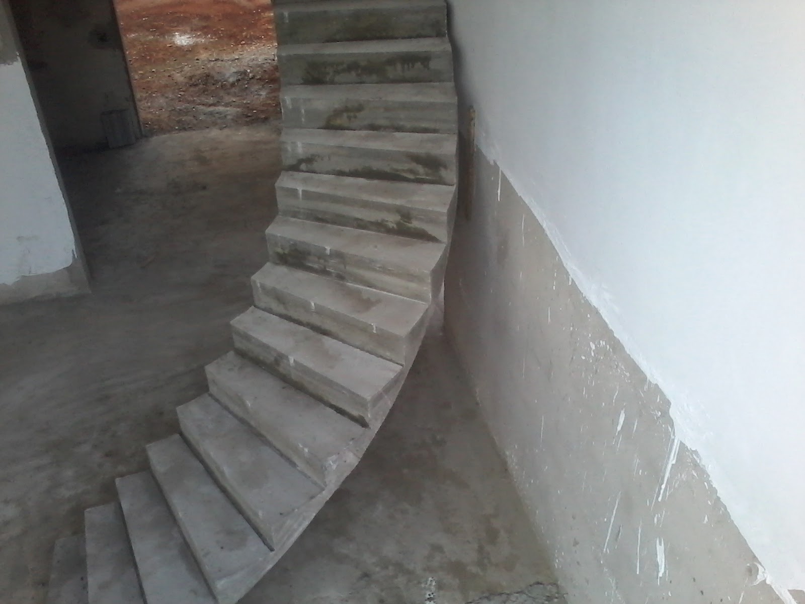 ESCADA DE CONCRETO: ESCADA EM CURVA RAMPA LISA